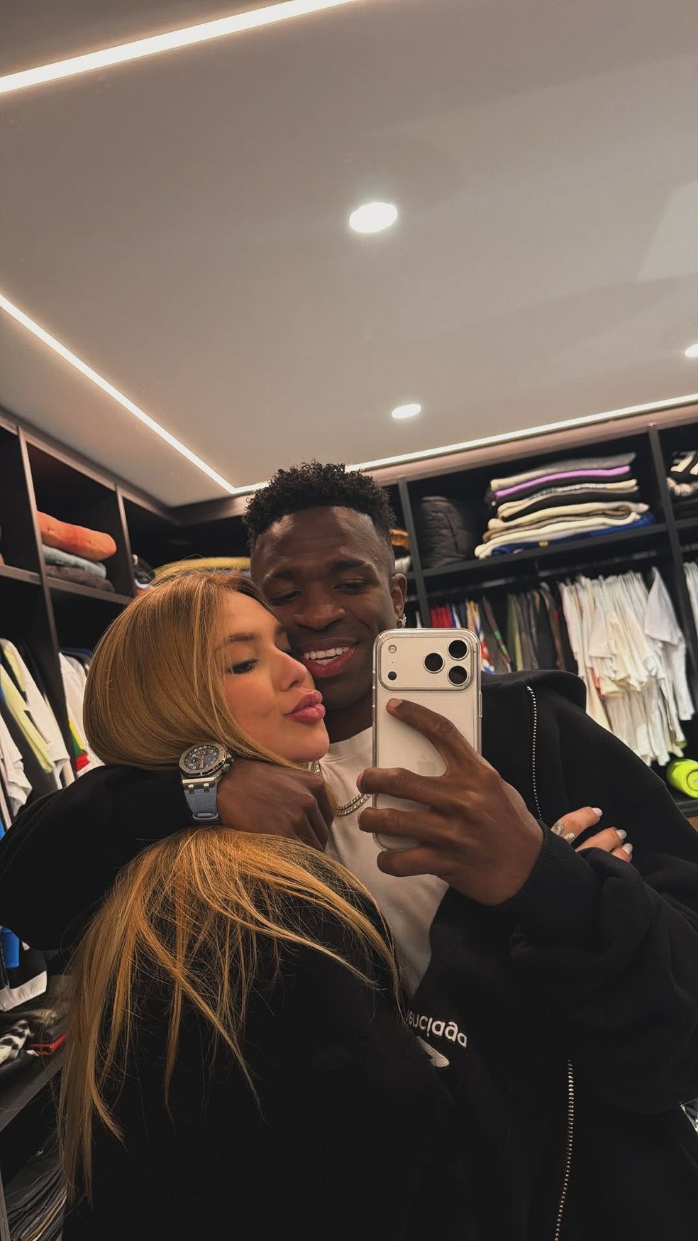 Vini Jr. presenteia Virginia Fonseca com chinelo para ajudar no ...