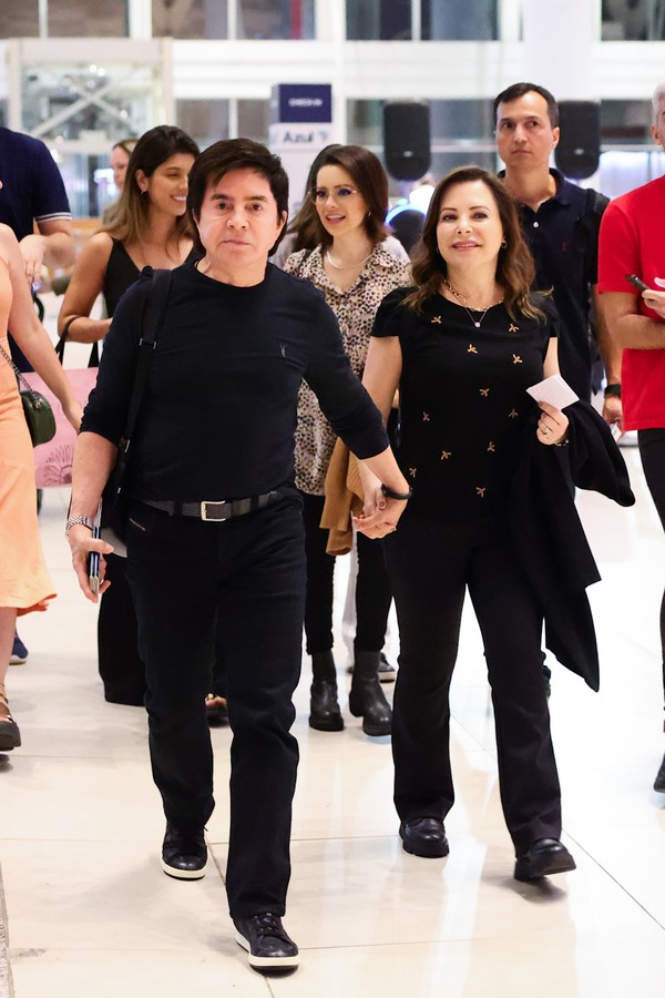 Solteira, Sandy embarca para turnê na Europa com a família