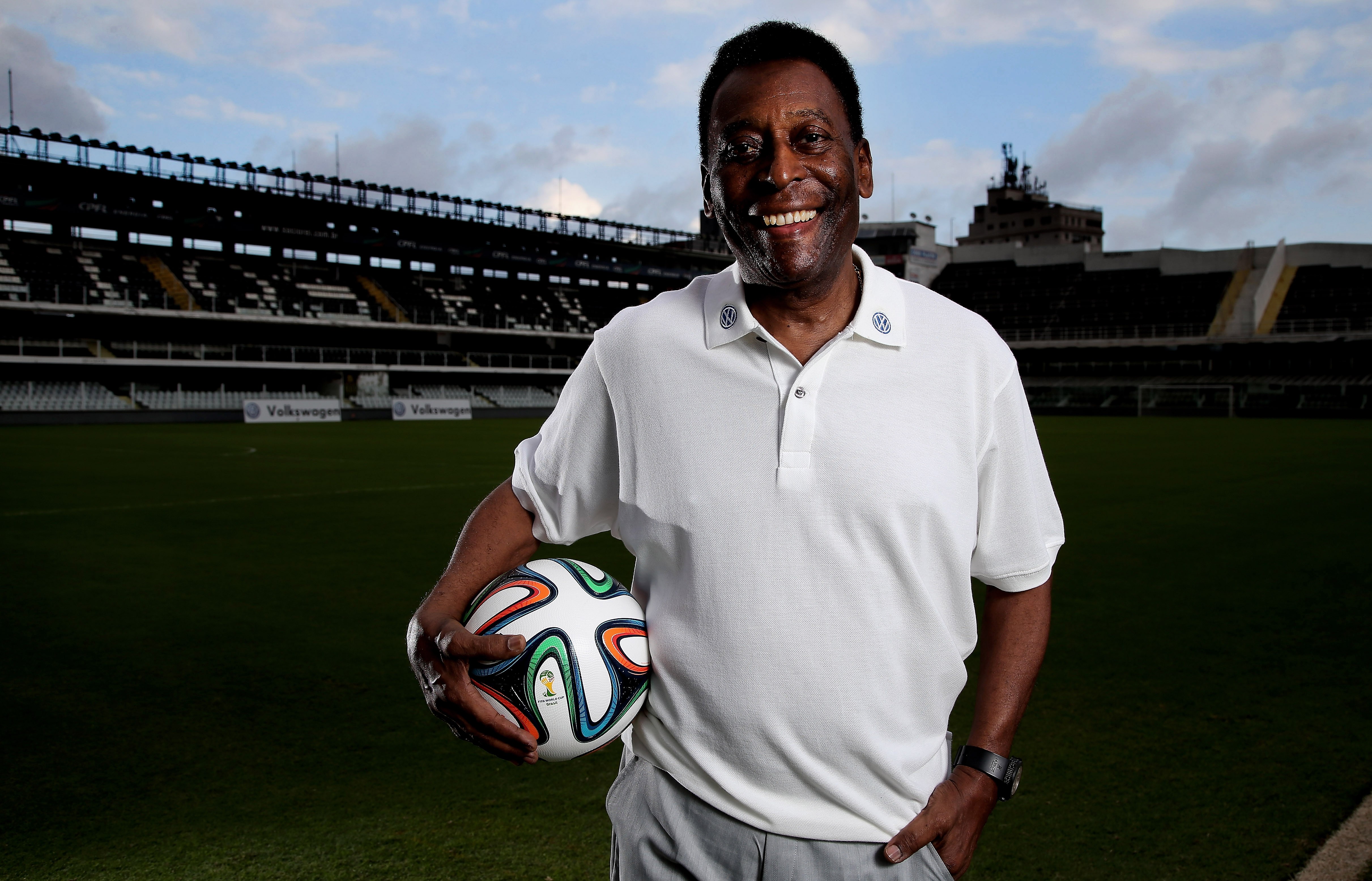Internado, Pelé tranquiliza fãs: 'Estou forte, com muita esperança e ...