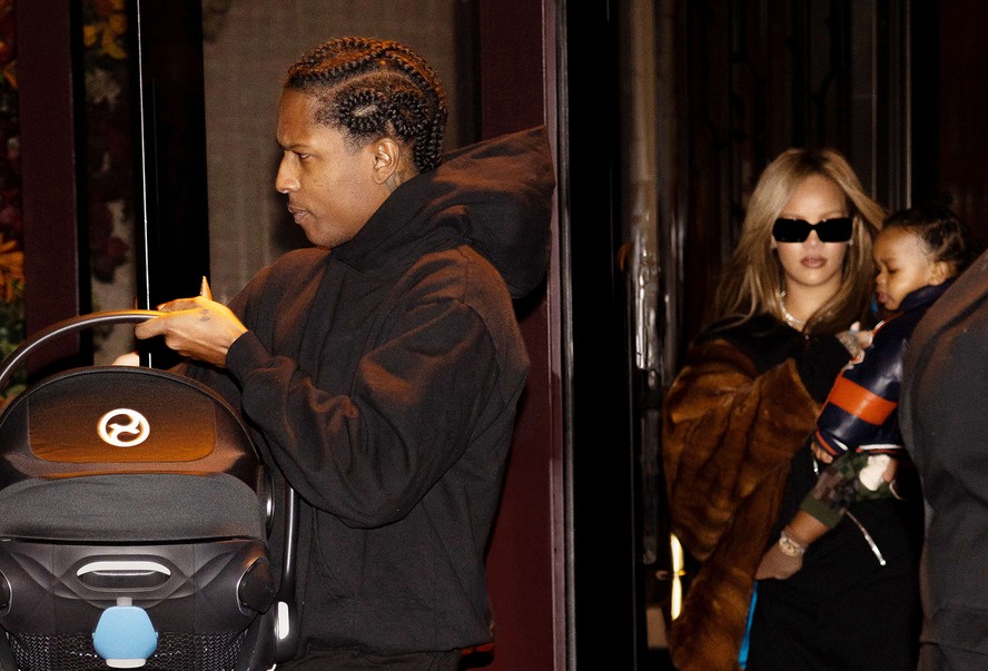 Rihanna e A$AP Rocky são vistos com os dois filhos em Nova York
