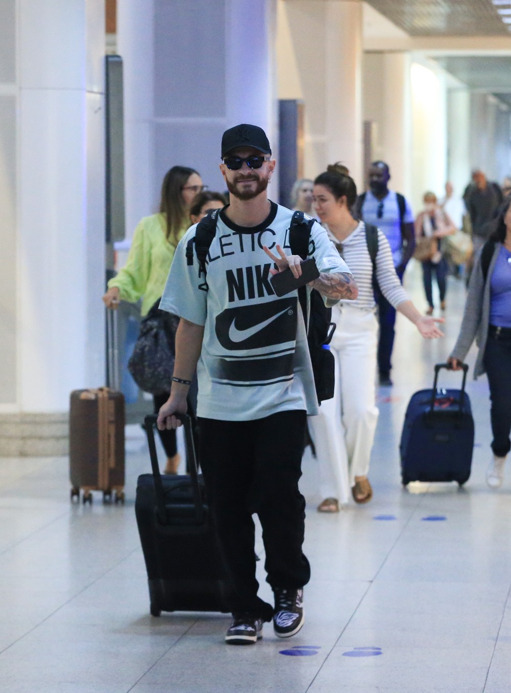 Fred, do BBB 23, é tietado por fãs em aeroporto no Rio de Janeiro