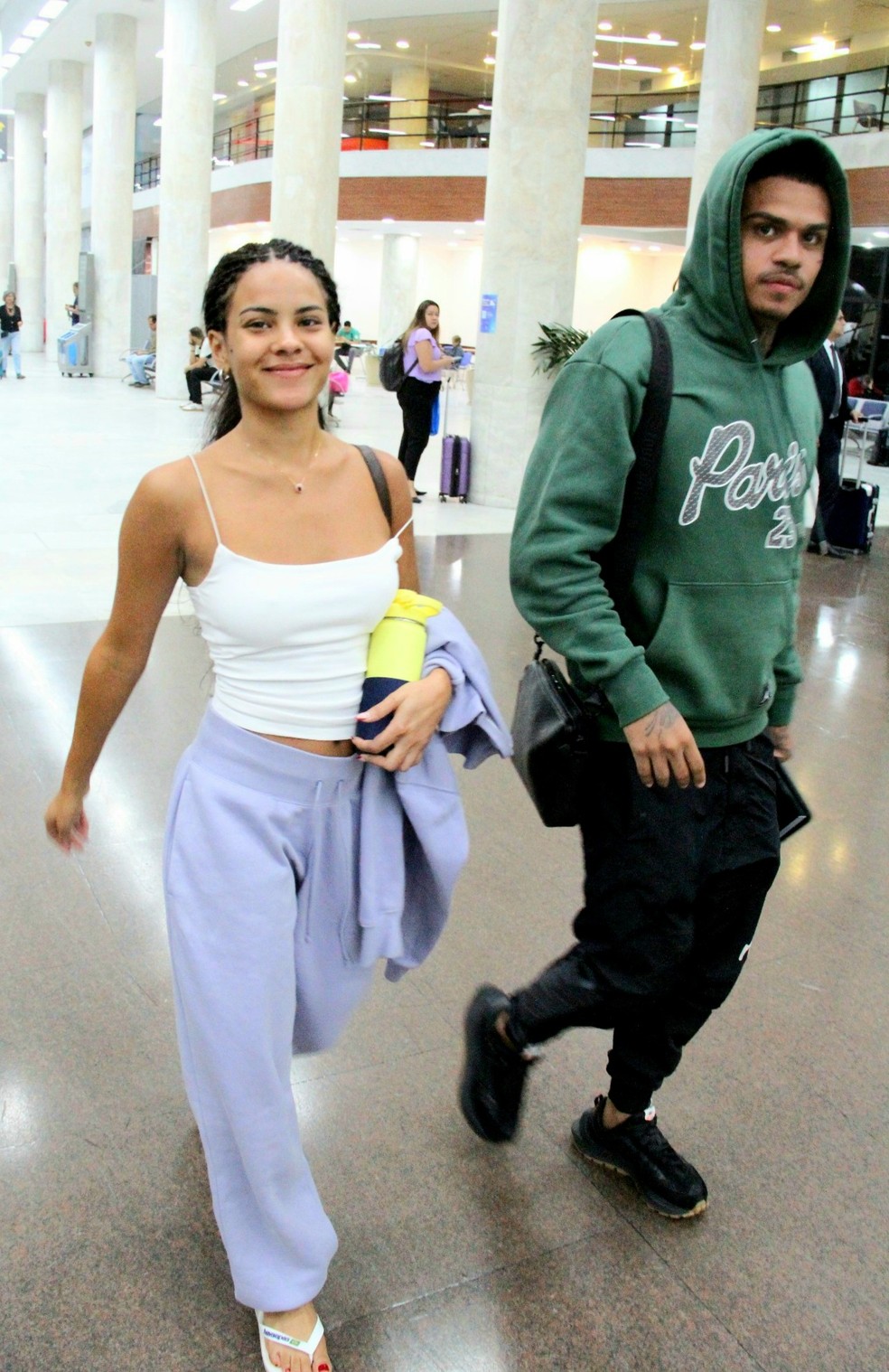 Bella Campos e Mc Cabelinho desembarcam no Rio de Janeiro