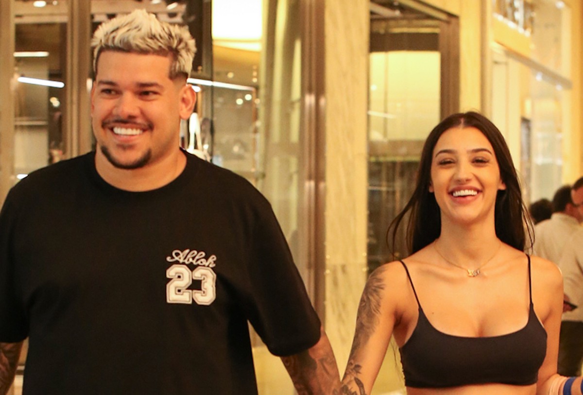 Grávida, Bia Miranda mostra barrigão de 7 meses em passeio com Buarque