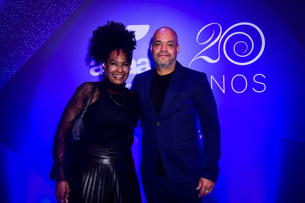 De looks combinados, Helena Ranaldi e o marido, Daniel Alvim, aparecem ...