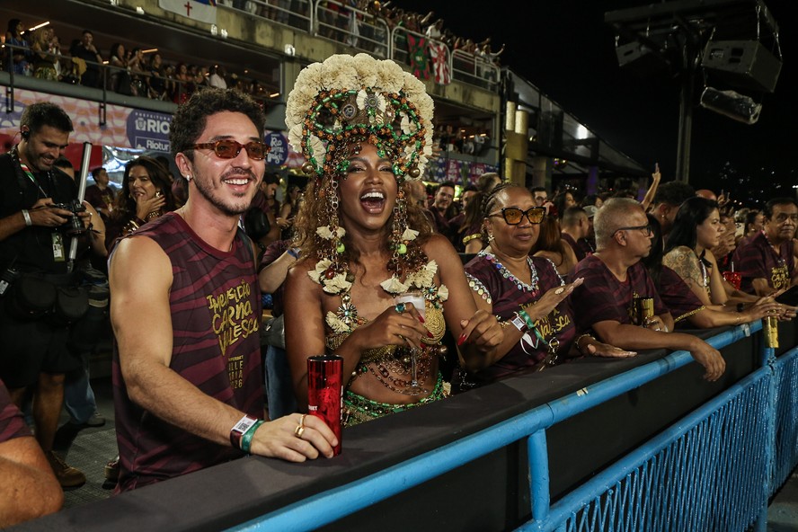 IZA volta à Sapucaí com João Silva após desfile: 'Meu pé está bolha pura'