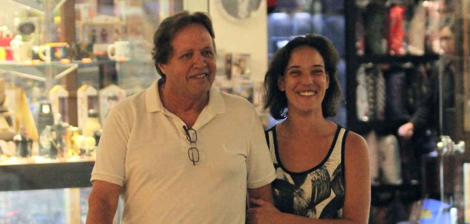 Adriana Birolli troca beijos com o namorado ao comprar alianças