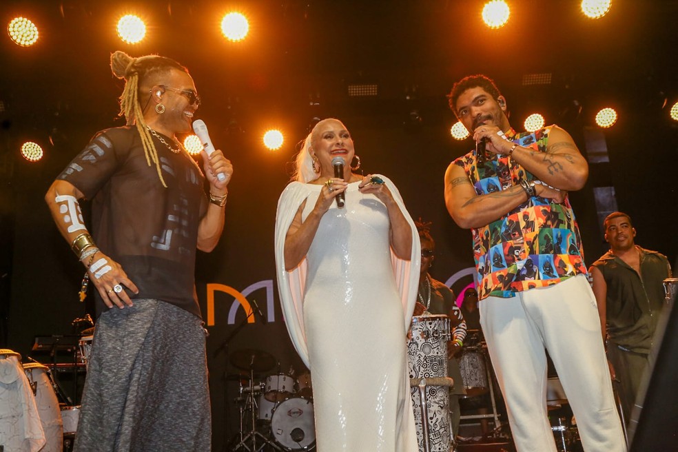 Fafá de Belém distribui selinhos e canta com a filha em show do Timbalada
