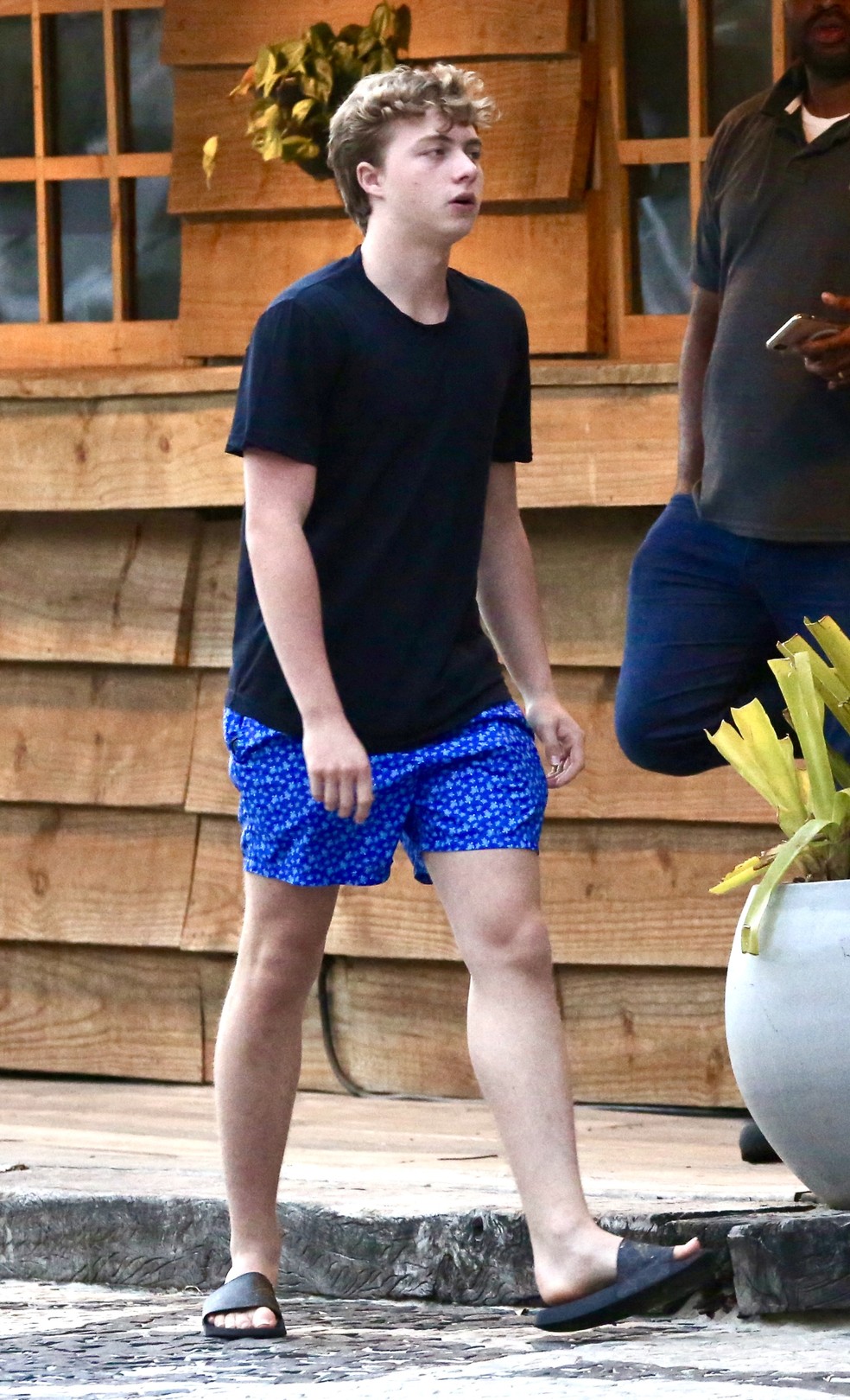 Benício, filho de Angélica e Luciano Huck, curte dia na praia com amigo