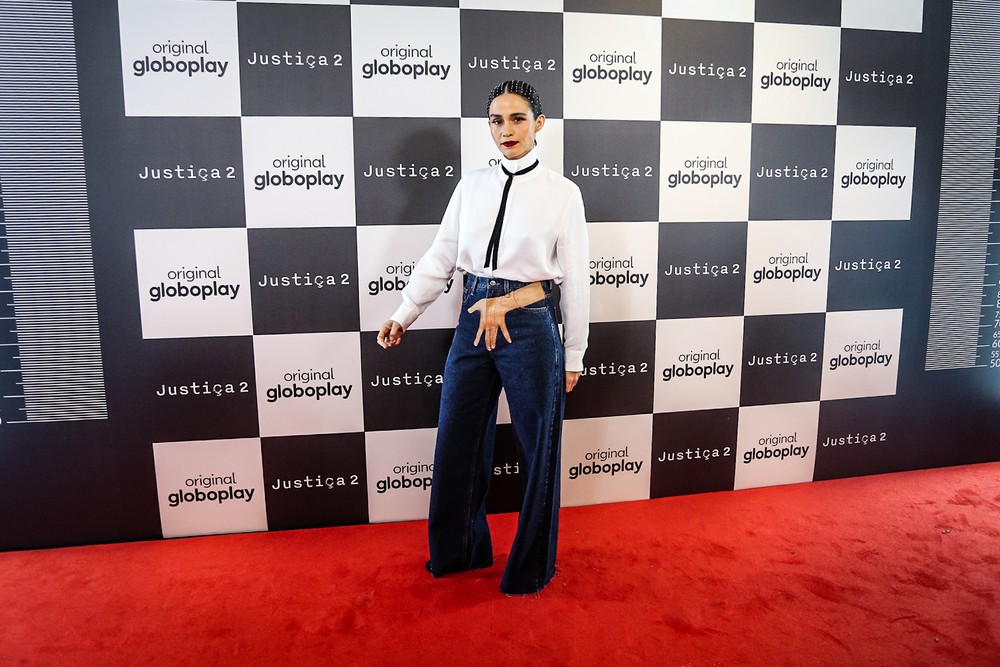 Nanda Costa usa look que cria ilusão de ótica em região íntima; entenda