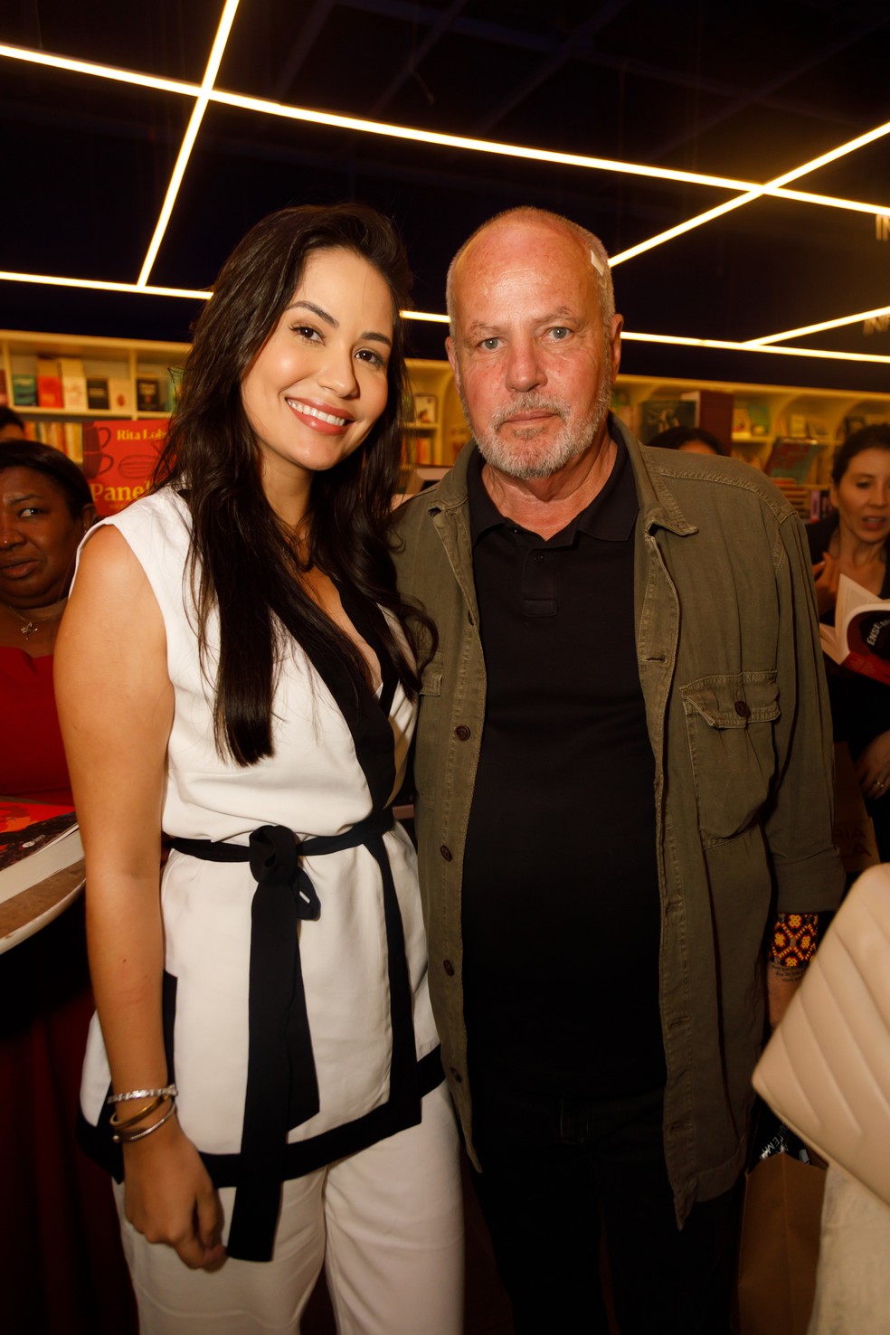 Diretor Jayme Monjardim faz aparição pública rara com a noiva, Anne Marques