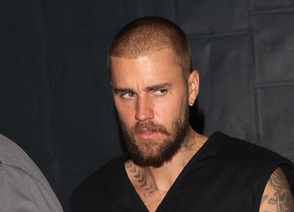 Justin Bieber faz cara feia para segurança que encostou nele após culto ...