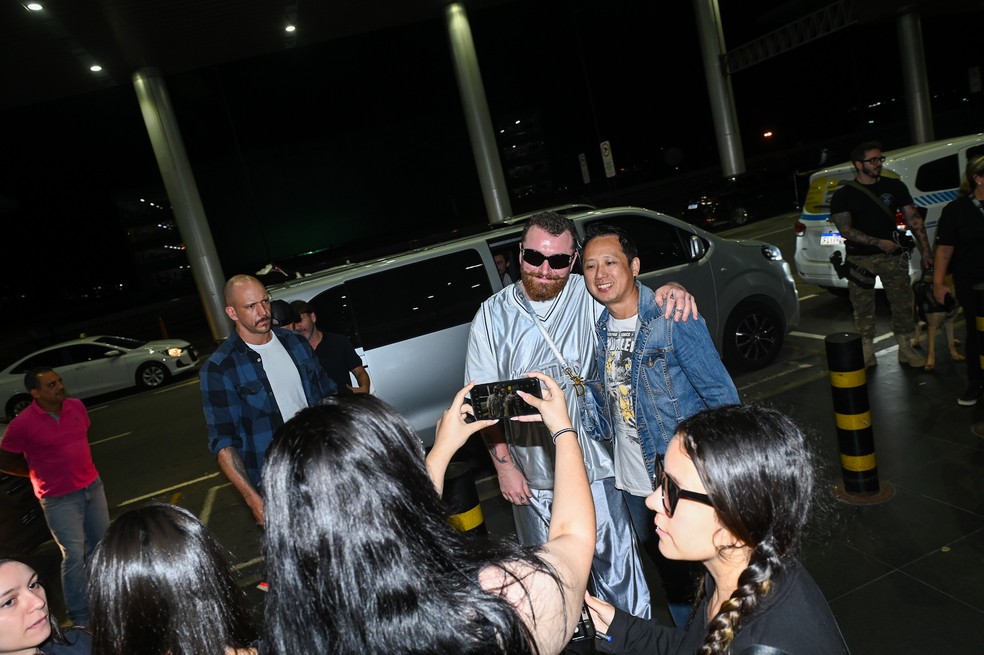 Após show no Lollapalooza, Sam Smith posa com fãs em aeroporto ao ...