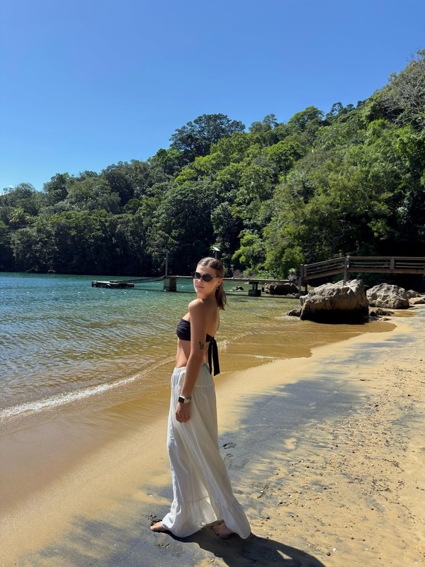 Cara da tia? Sobrinha de Xuxa, Nikki Meneghel abre álbum em Angra dos Reis