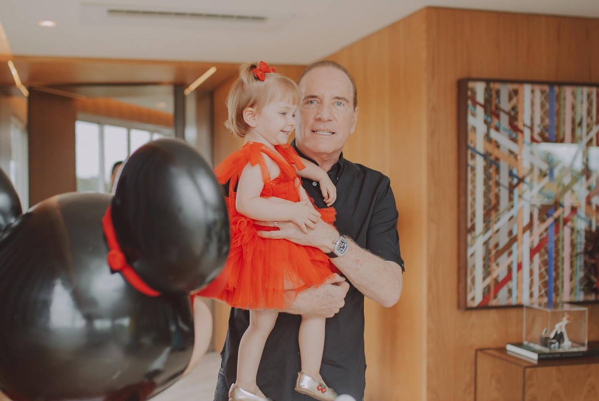 Em tratamento contra câncer, Roberto Justus mostra novo visual ao ...