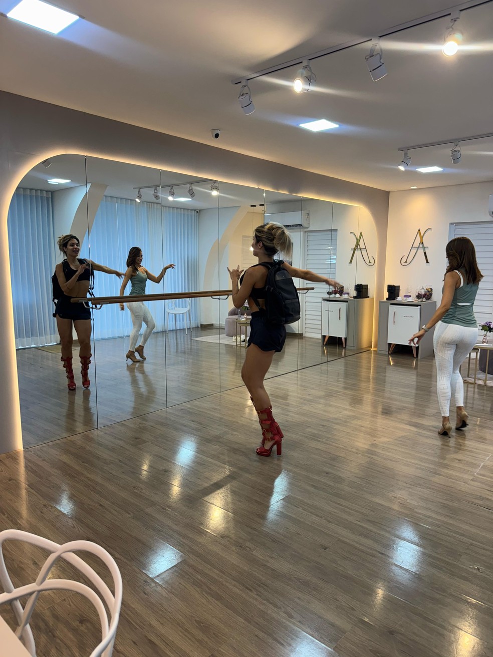Carnaval 2025: Musa da Barroca Zona Sul faz aula de samba de salto alto ...