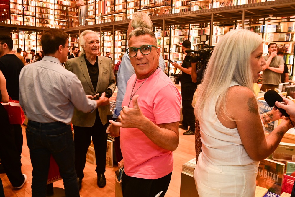 Boni reúne timaço de famosos em lançamento de livro