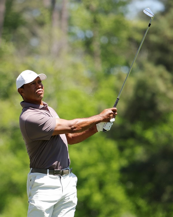 Jogador de golfe Tiger Woods passa por cirurgia após lesão grave