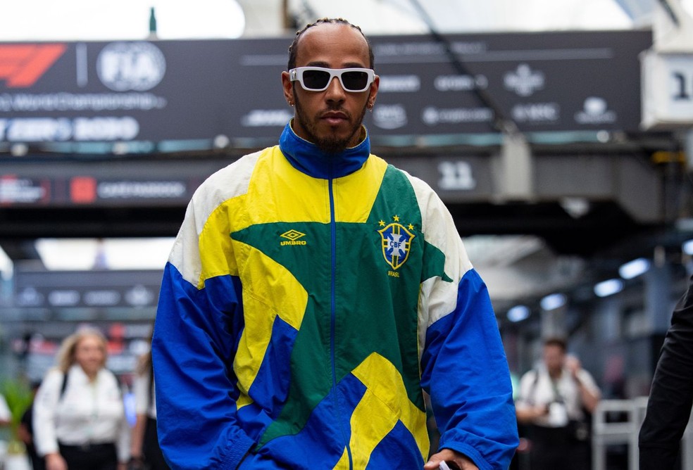 Lewis Hamilton é tietado ao chegar em Interlagos para GP de Fórmula 1 ...