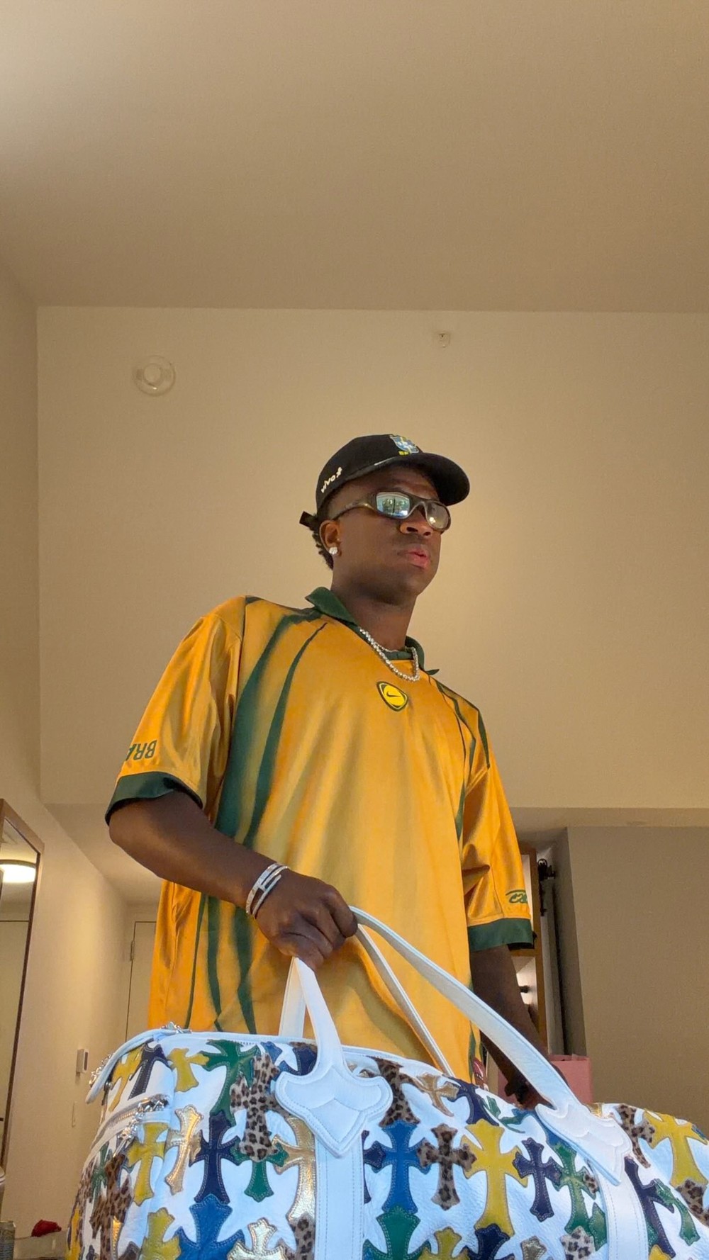 Travis Scott posta clique de Vini Jr. após acompanhar jogo da Seleção