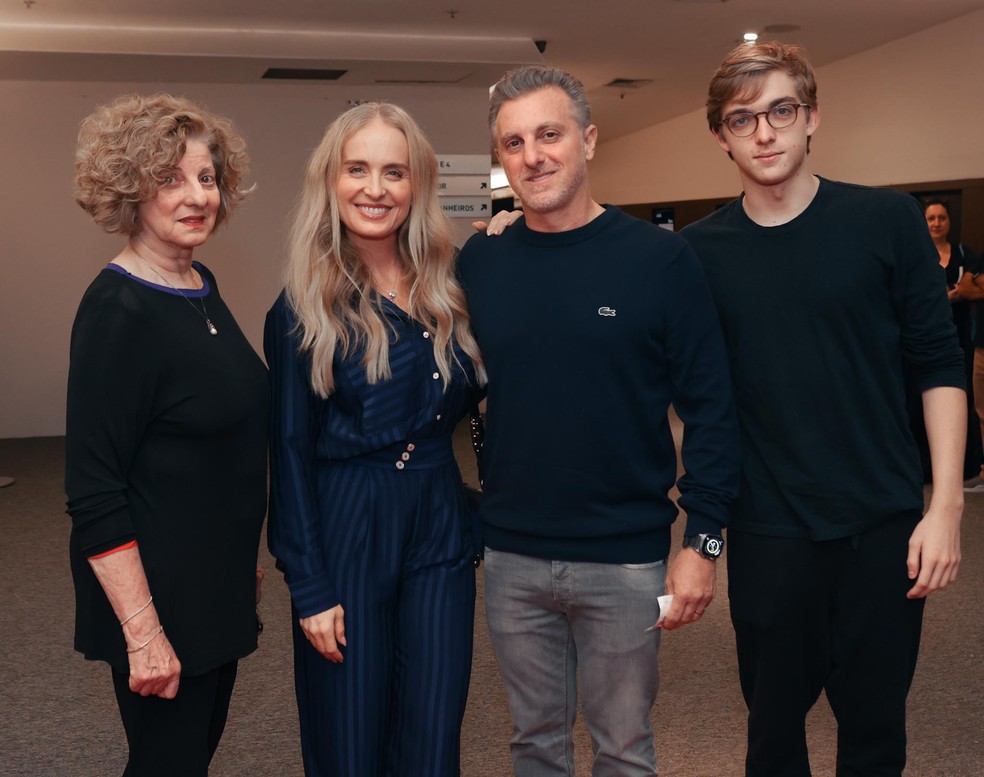 Luciano Huck prestigia com a família irmão cineasta e seu marido no ...