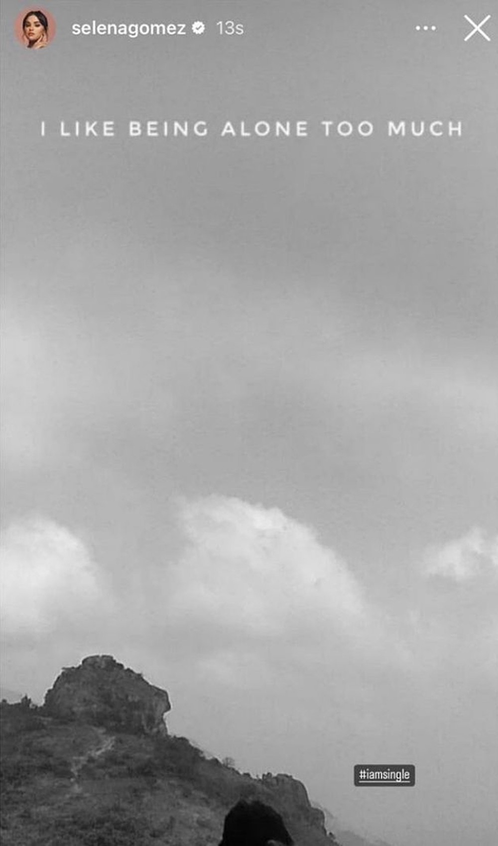 Selena Gomez publica que está solteira, mas deleta logo em seguida