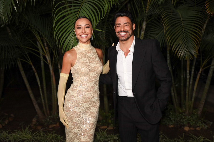 Sabrina Sato e Cauã Reymond posam juntos em evento após rumores de affair