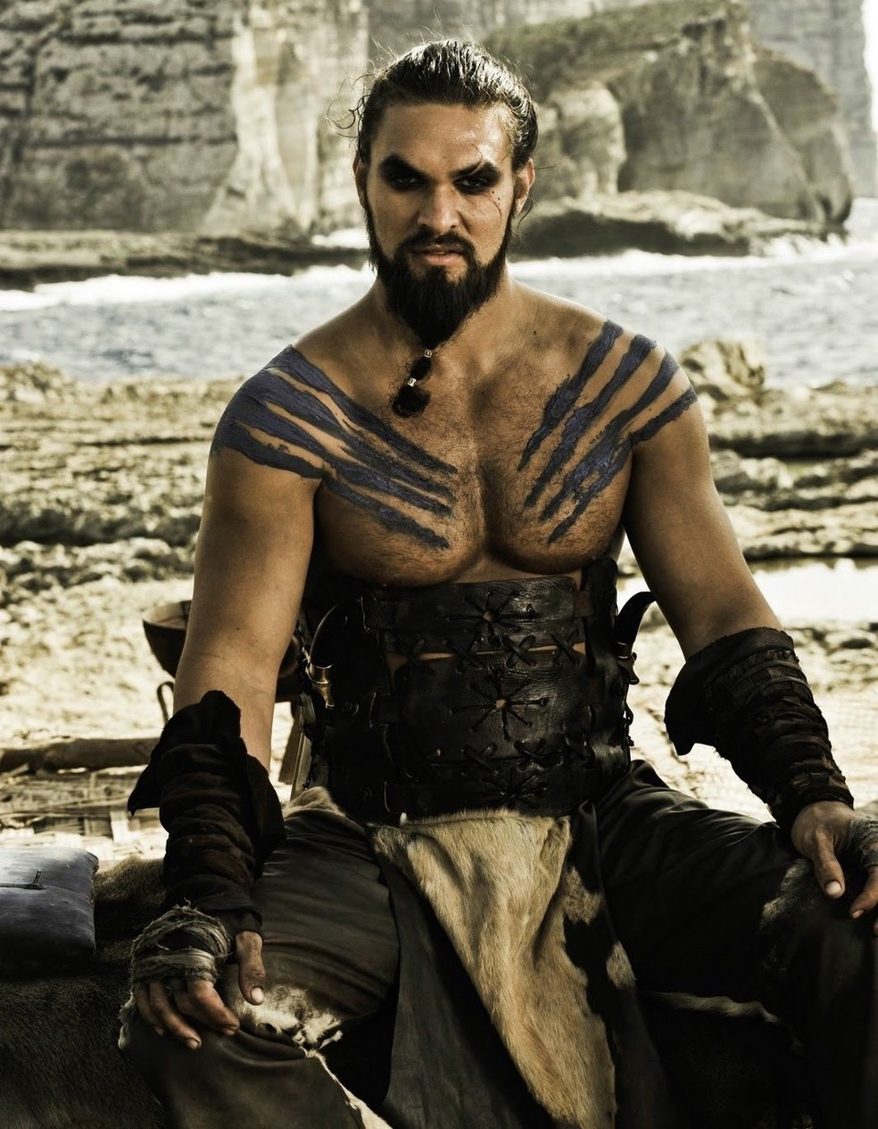 Jason Momoa, o 'Aquaman', combina look com a namorada em lançamento de ...
