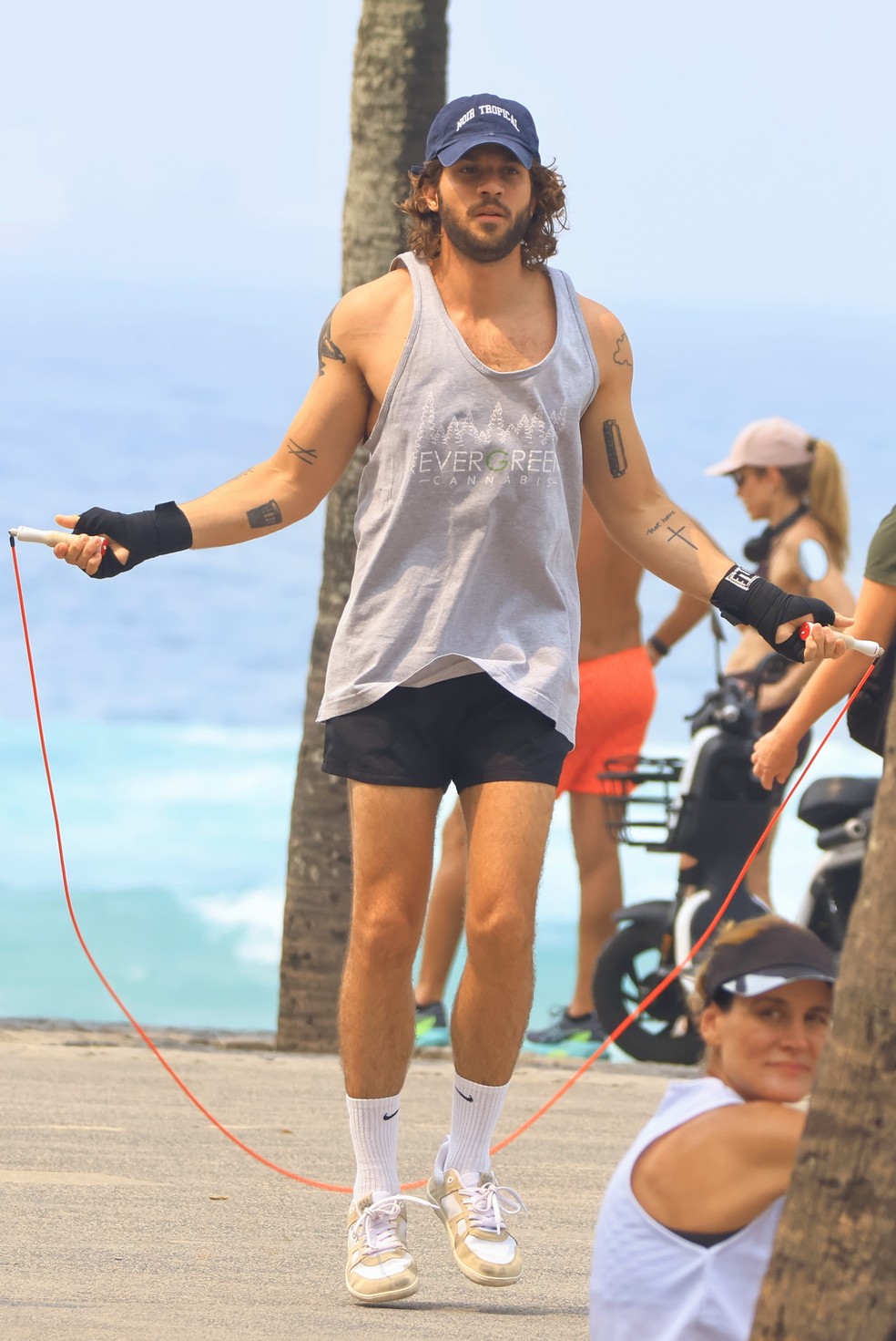 De corda a boxe, Chay Suede treina pesado em domingo de praia no Rio de ...