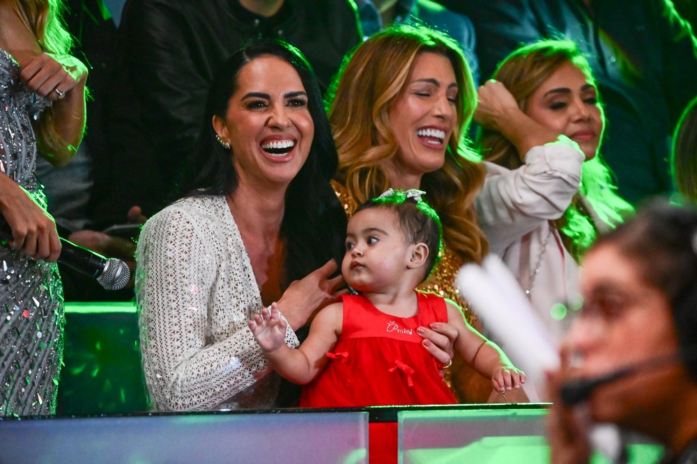 Filha de Zezé Di Camargo e Graciele Lacerda rouba a cena durante ...