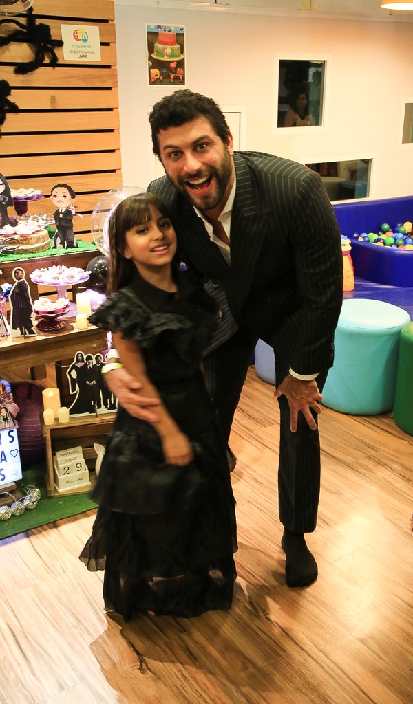 Separados, Jesus Luz e Carol Ramiro se reúnem no aniversário da filha