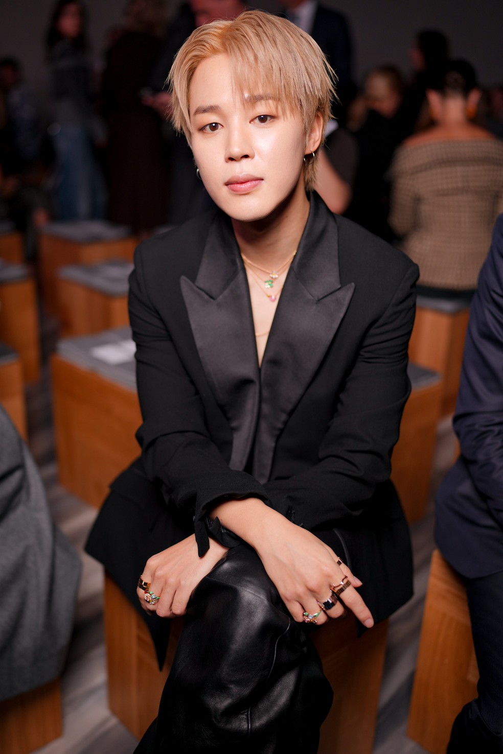 Jimin, do BTS, rouba a cena com blazer aberto e sem camisa em desfile ...