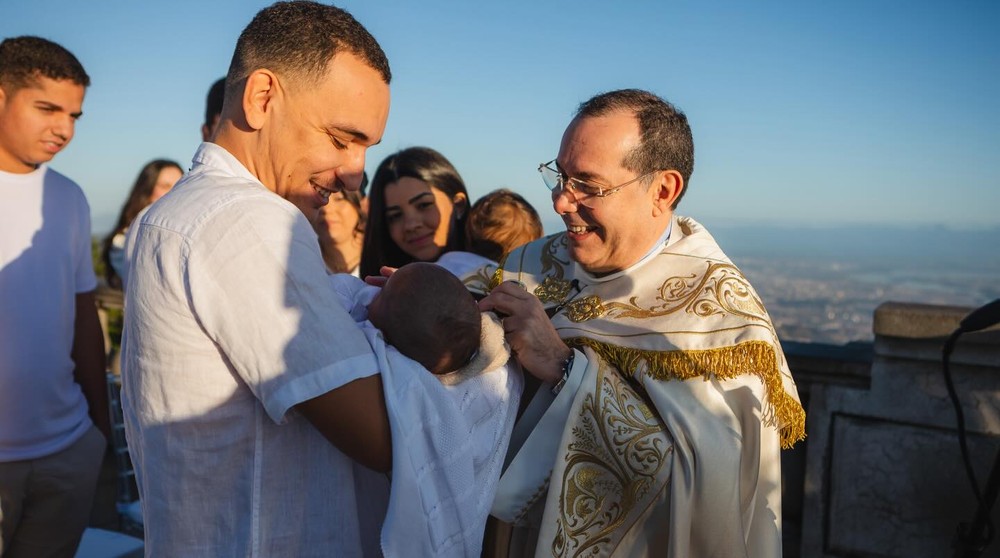 Ary Mirelle se declara aos filhos e compartilha novas fotos do batismo ...