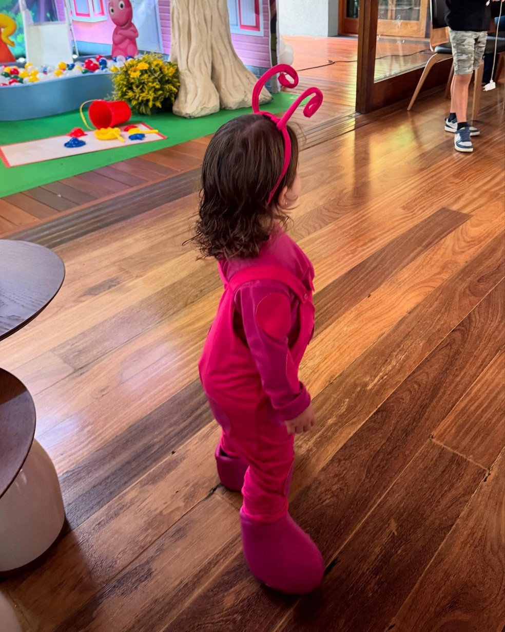 Viih Tube celebra 3° mesversário de Ravi e abre álbum