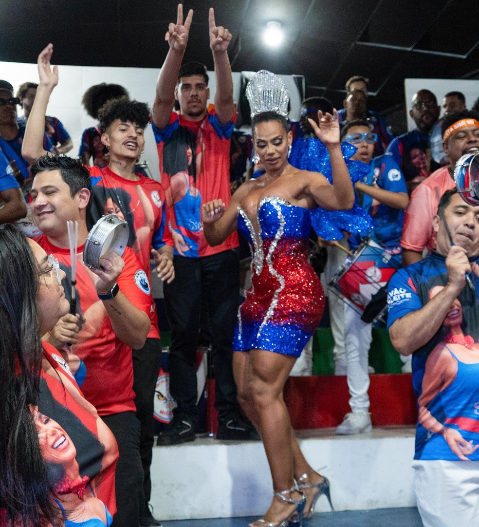 Rainha de bateria Savia David leva filhos para coroação na Estrela do ...