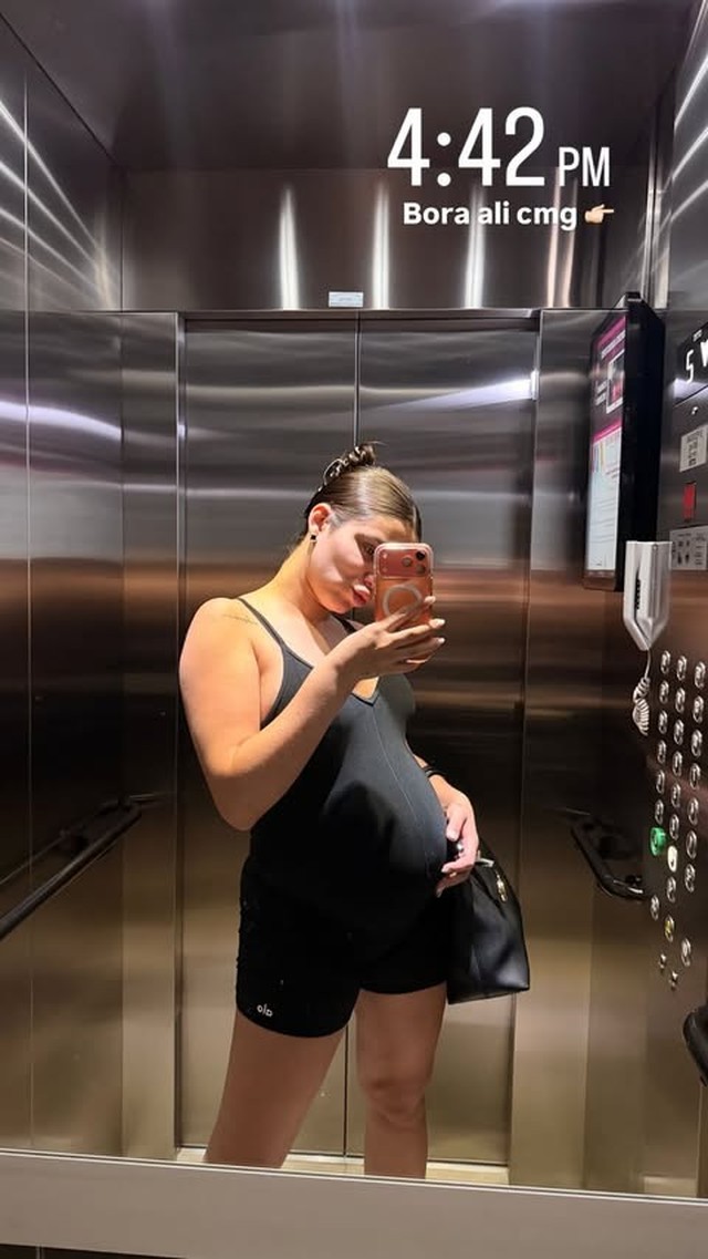 Key Alves exibe barriguinha de final de gestação em look fitness