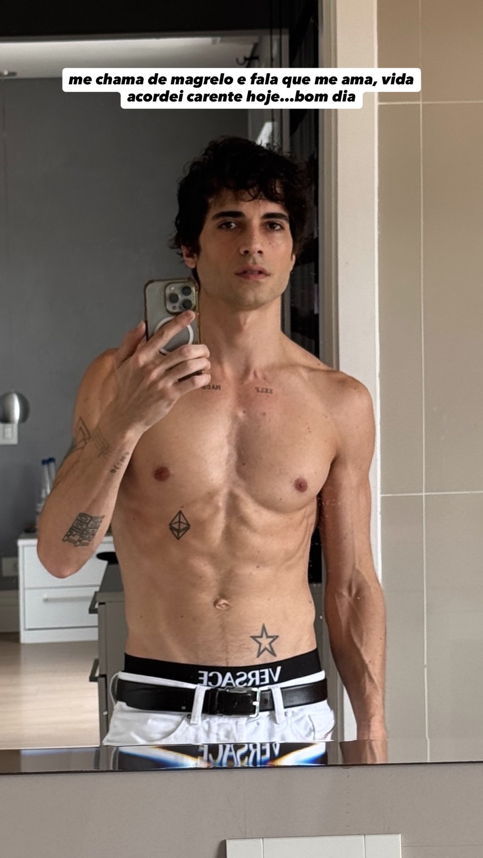 Fiuk mostra tanquinho: 'Fala que me ama. Acordei carente'; amplie