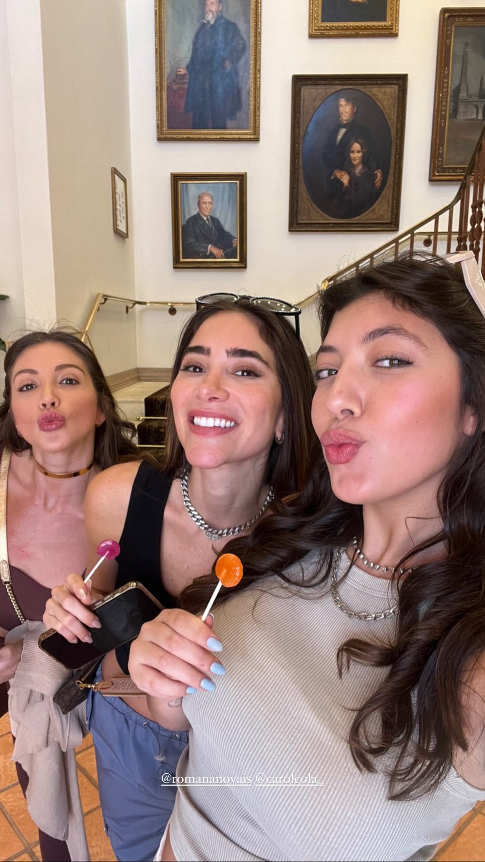 DJs e gêmeos, Alok e Bhaskar curtem parque em Orlando com irmã ...