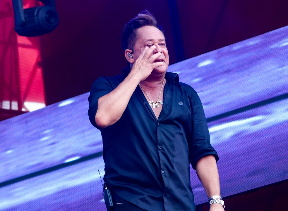 Cantor Leonardo chora em show ao falar de morte de Silvio Santos; veja ...