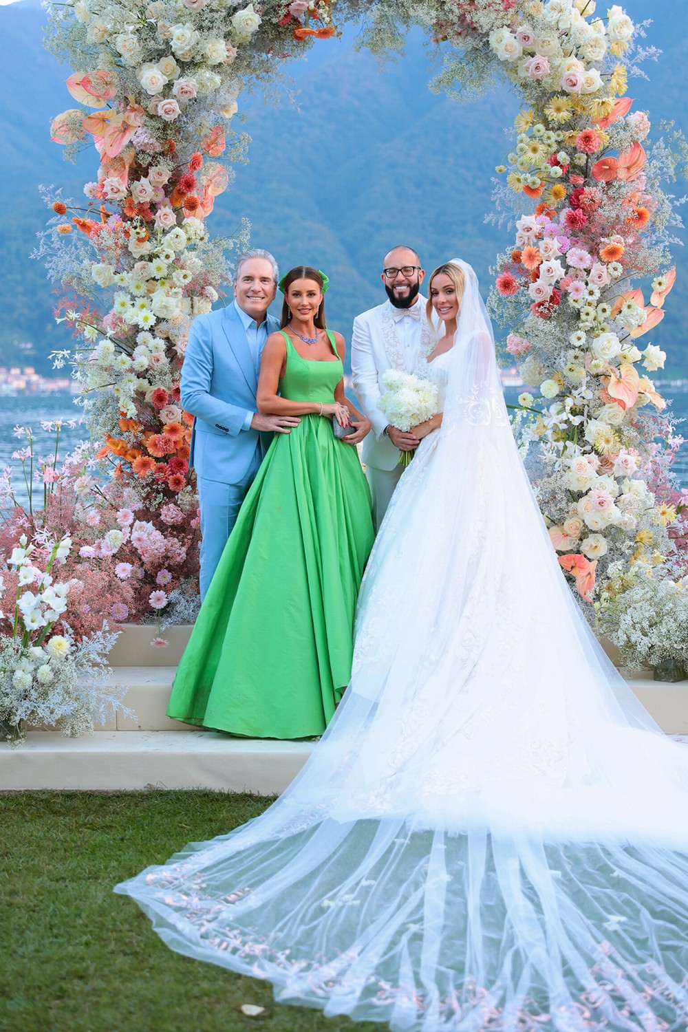 Com fenda poderosa, Deborah Secco é madrinha de casamento na Itália ...