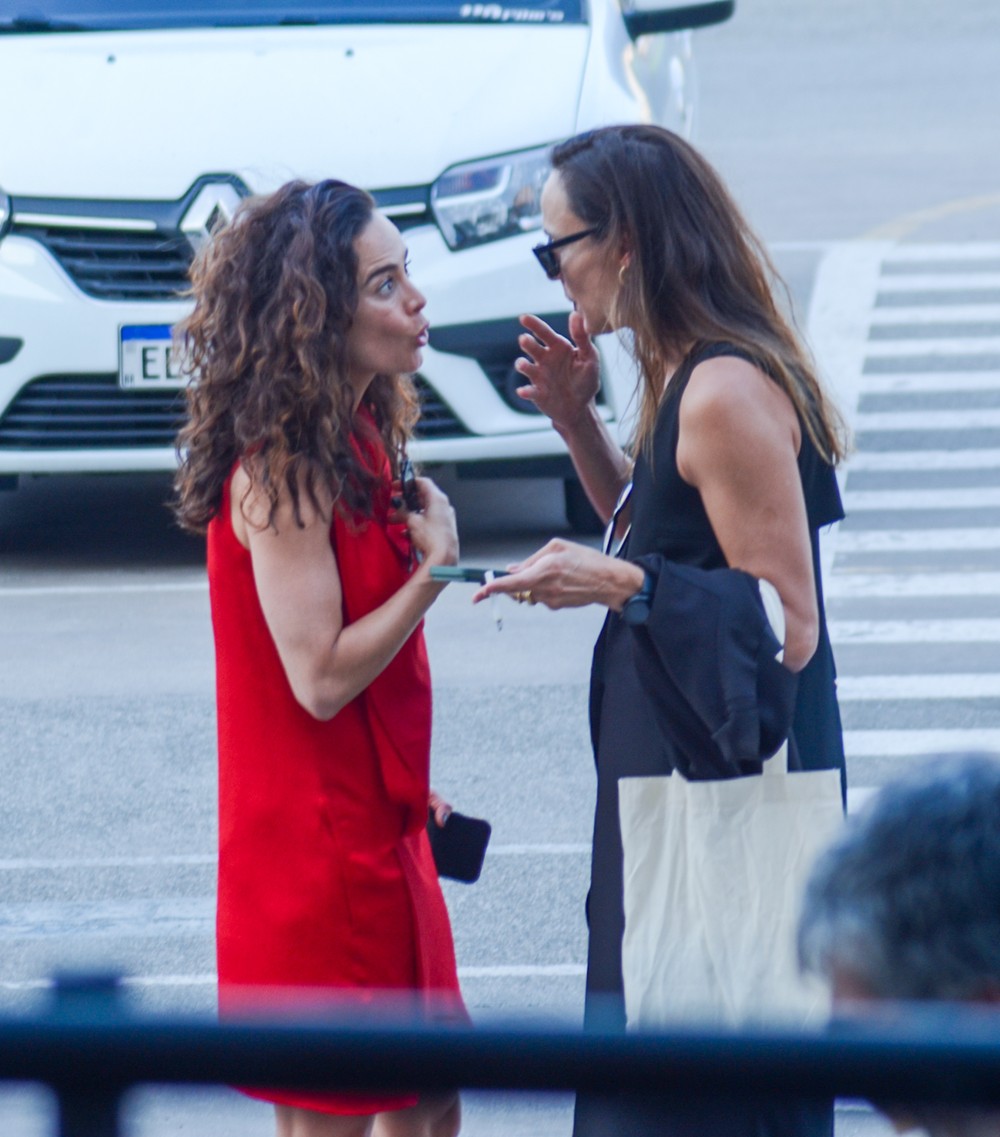 Alice Braga troca beijos com a namorada ao deixar evento em SP