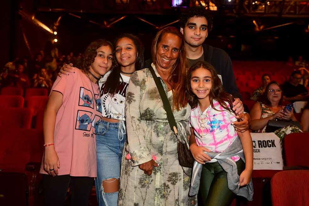 Em rara aparição, esposa e filhos de Stepan Nercessian prestigiam o ...