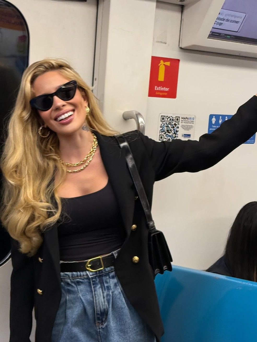 Karoline Lima anda pela primeira vez de metrô no Rio; fotos
