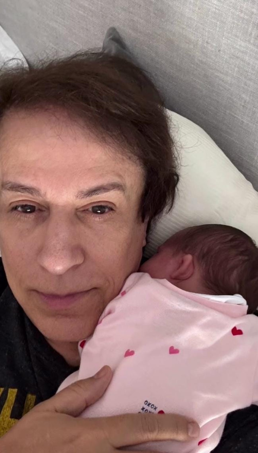 Tom Cavalcante encanta ao ninar a neta, Antonella
