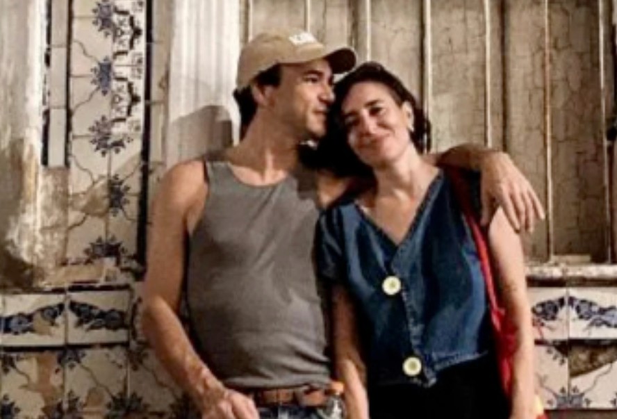 Caio Blat surge agarradinho com produtora apontada como affair na Bahia