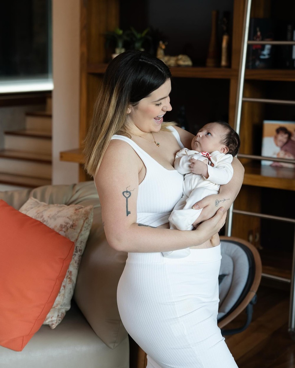 Após susto com Ravi na UTI, Viih Tube faz ensaio com o caçula: 'Príncipe'