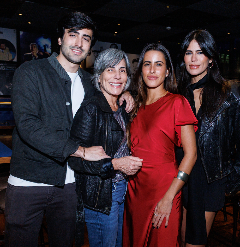 Ana Morais recebe os pais, Gloria Pires e Orlando Morais, e irmãos em show