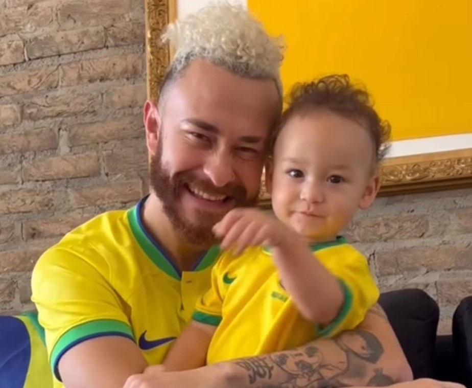 Fred visita o filho para ver jogo da Copa: 'Matando a maior saudade'