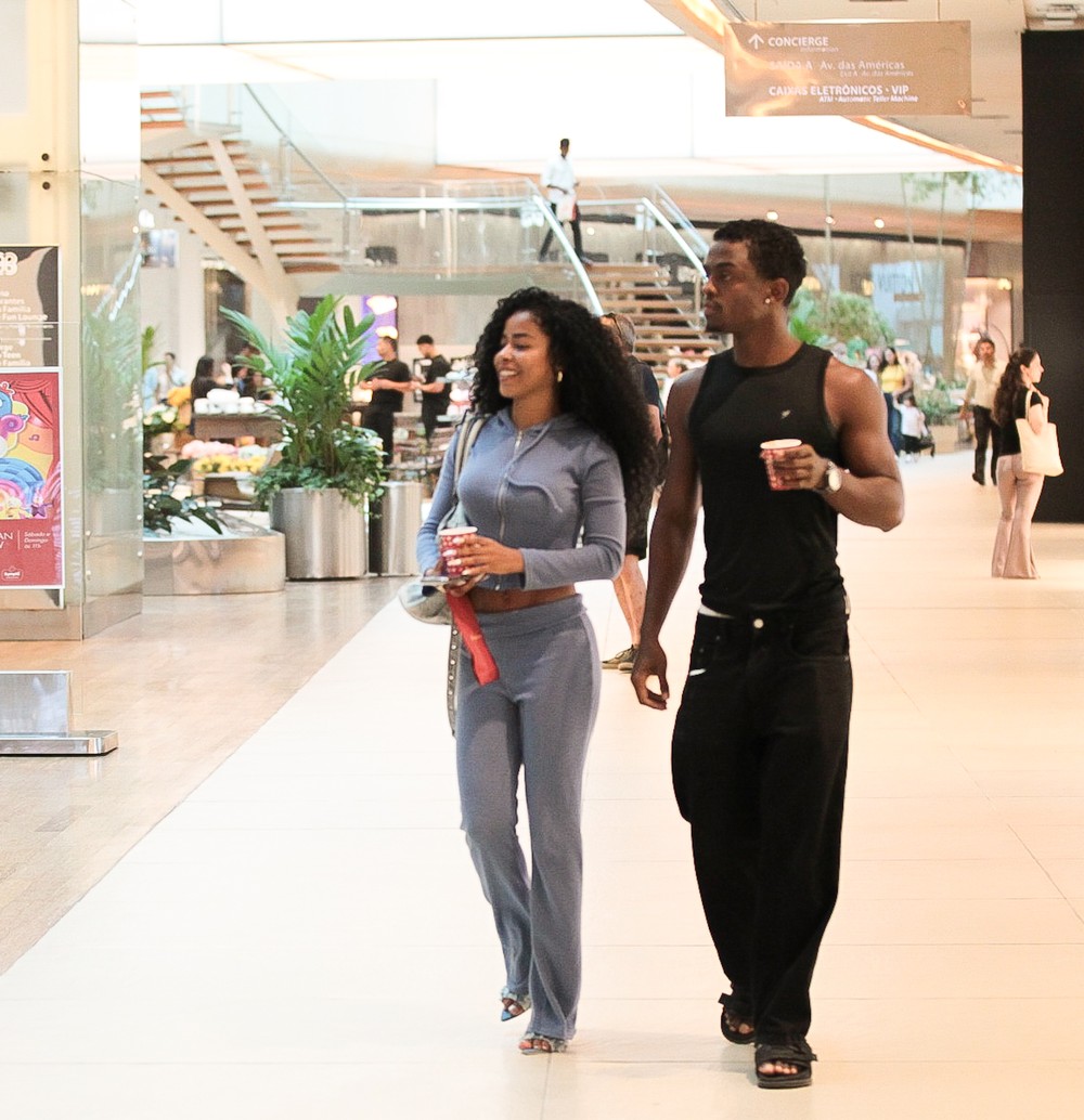 Lorena Maria, ex de MC Daniel, curte passeio no shopping acompanhada e ...