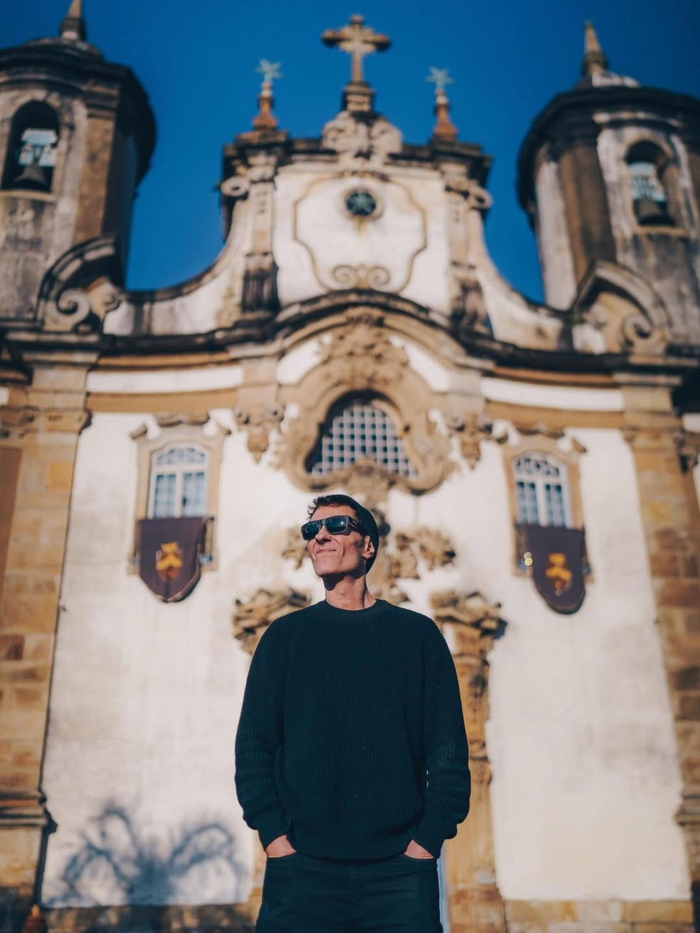 Dinho Ouro Preto faz graça em cidade que deu seu nome antes de show do ...