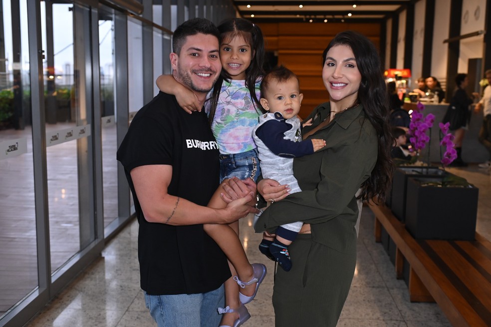 Arthur Aguiar reúne família para celebrar aniversário da mãe